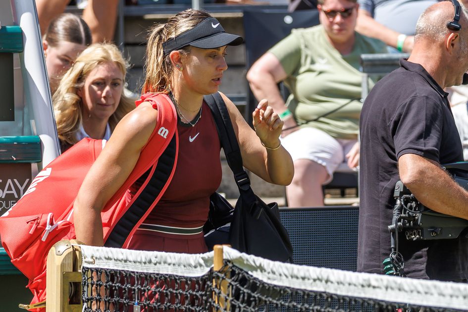Toptennisster Paula Badosa sloopt racket en verlaat vol emotie de baan ...