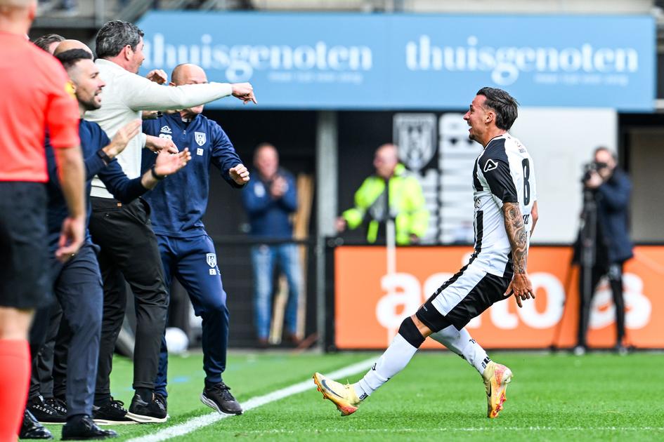 Geïrriteerde Mario Engels baalt van 'typische Ajax-penalty' en ...