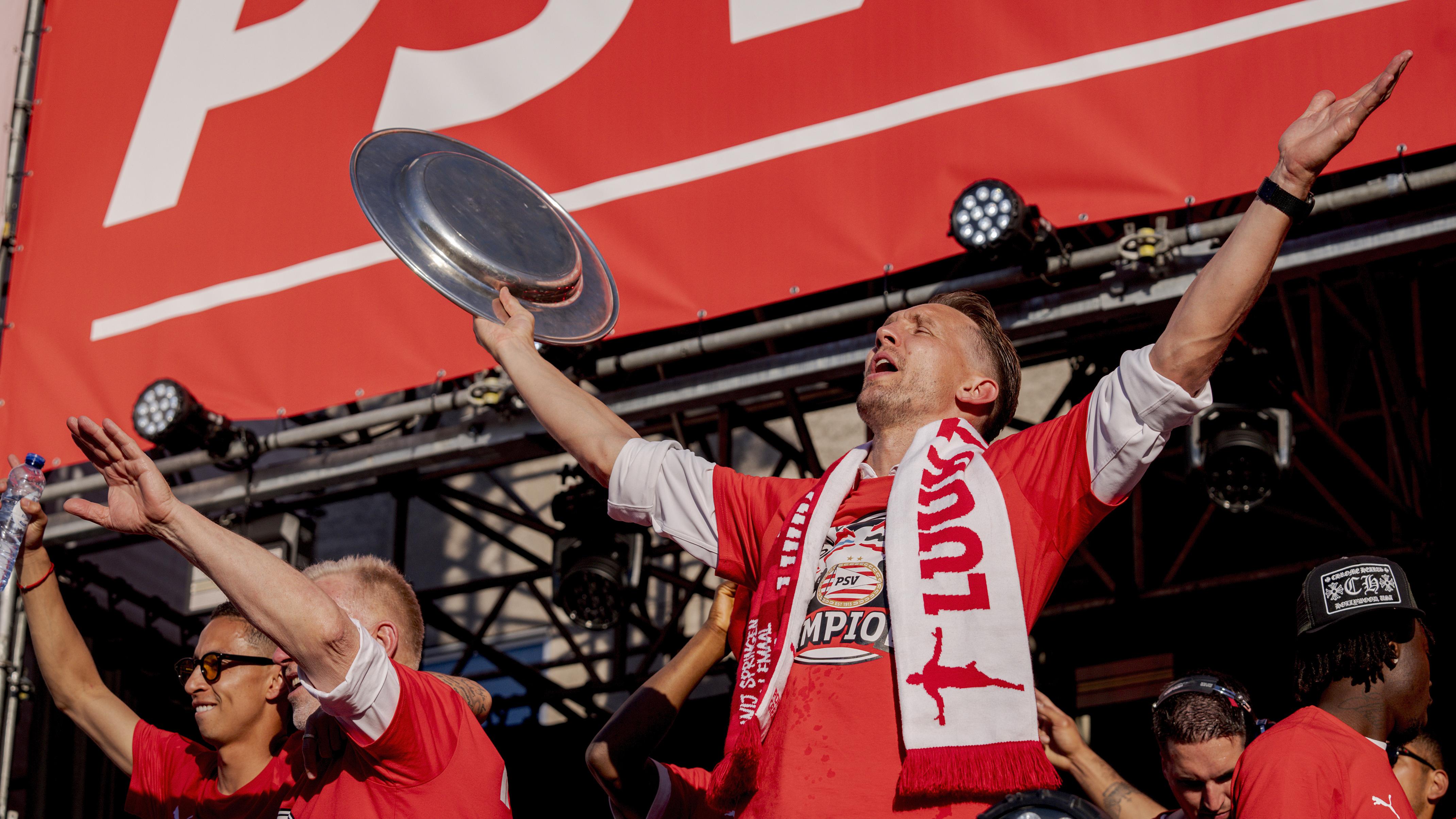 PSV slaat eerste grote slag en sluit dankzij geuzennaam 'boeren' grote ...