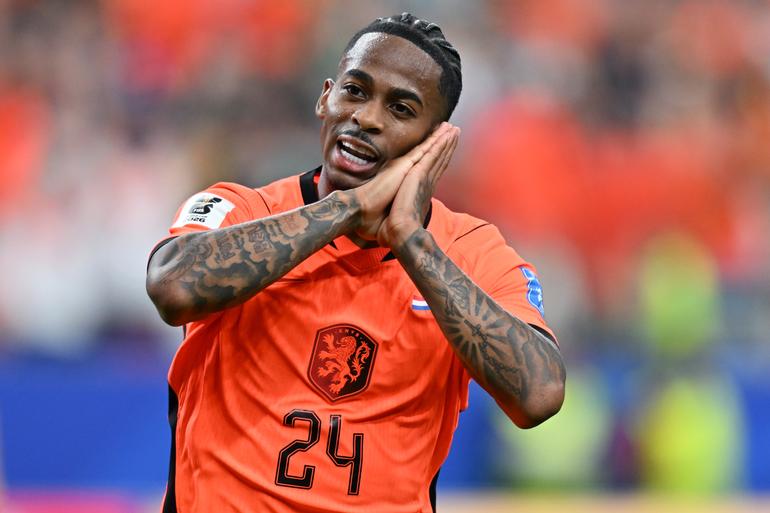 Oranje-uitblinker Crysencio Summerville wordt op bijzondere dag verrast ...