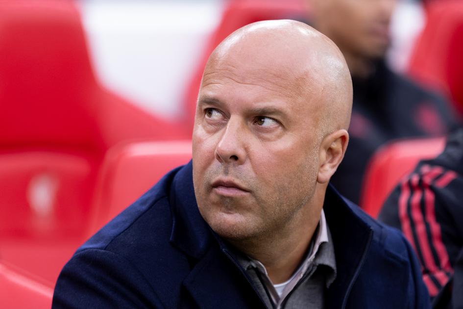 Problemen stapelen zich op voor Arne Slot: actie van Liverpool-coach ...