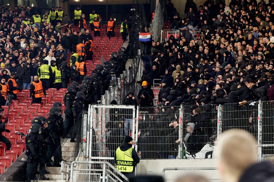 Feyenoord krijgt forse straf na rellen tijdens Europa League-duel met ...