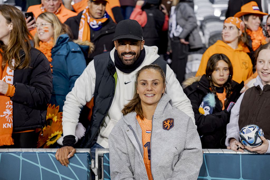 Topvoetbalster Lieke Martens onthult samen met geliefde Benjamin van ...