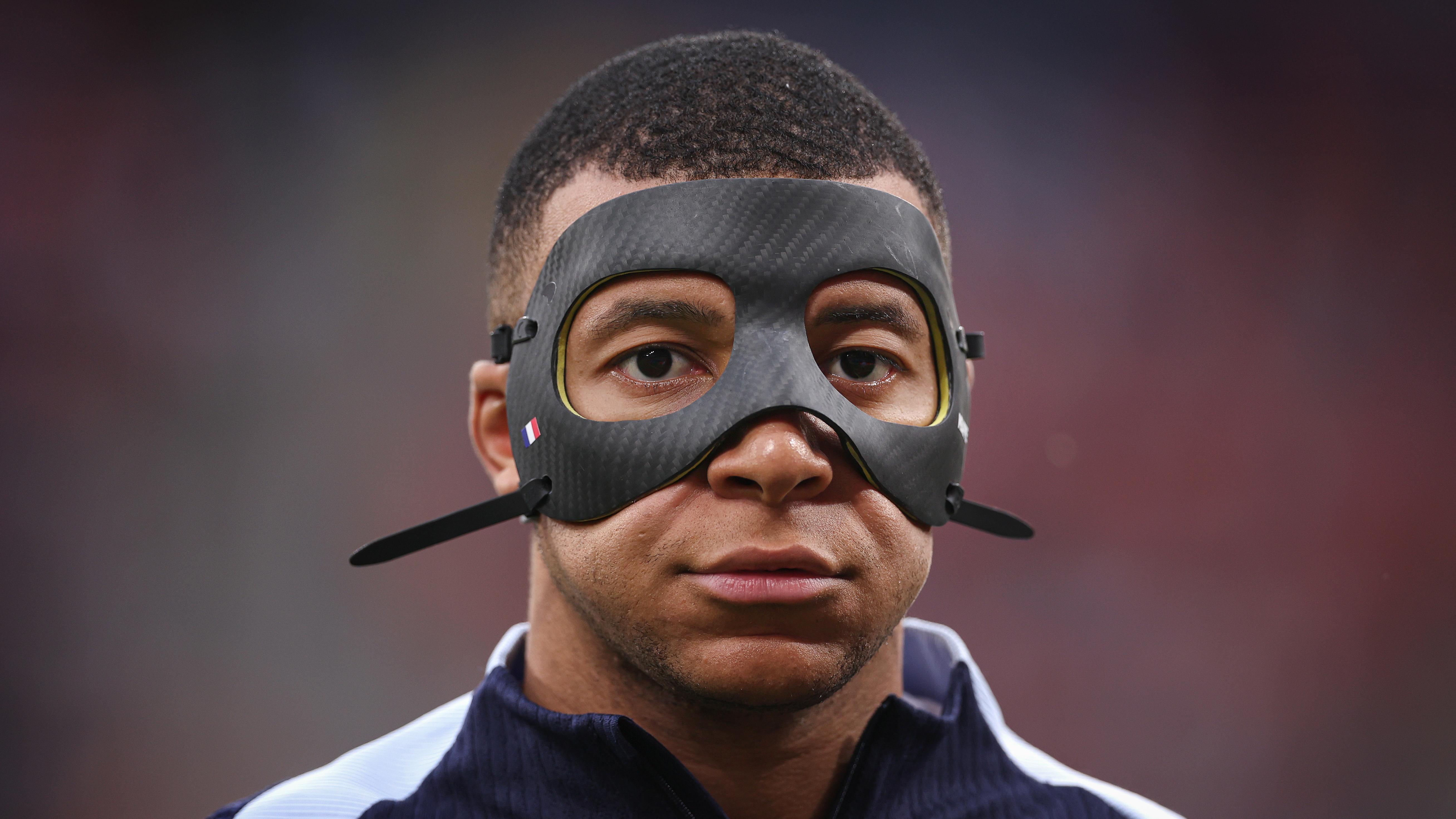 Gemaskerde Kylian Mbappé schiet dag na Nederland - Frankrijk met scherp ...