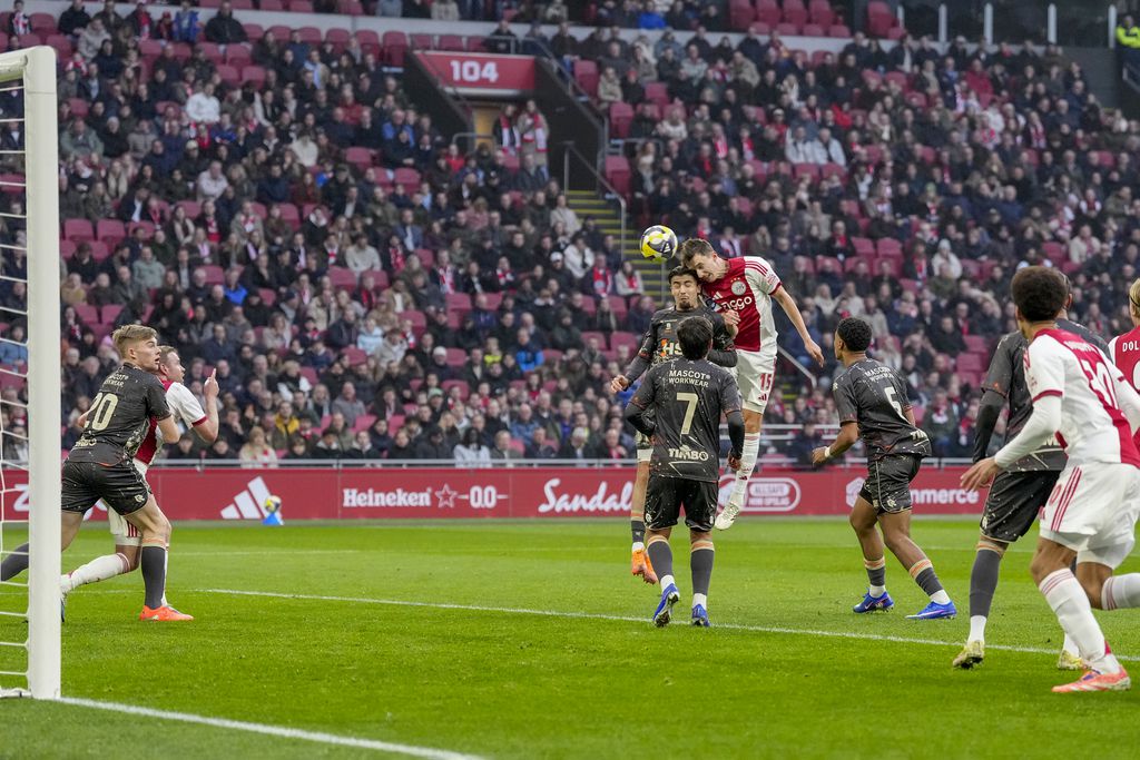 Ajax is Baas in eigen huis en klimt over Feyenoord heen naar tweede ...