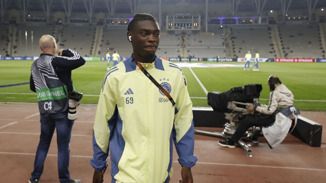 Dit is Ajax-speler Jorthy Mokio, die al op 16-jarige leeftijd bij de ...