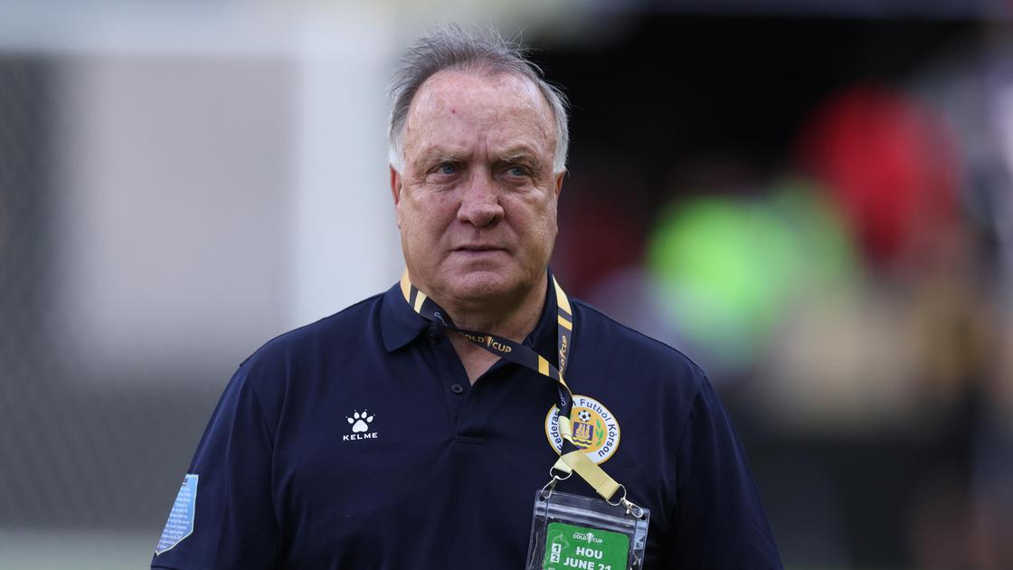 Dick Advocaat (78) en Cor Pot (74) tonen hun soepele heupen tijdens ...