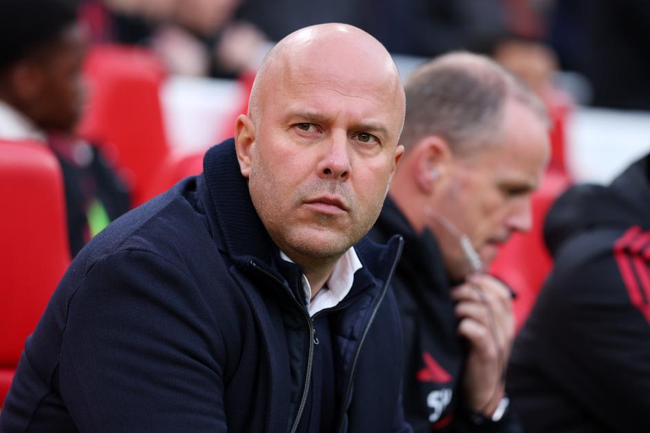 Liverpool-trainer Arne Slot onder vuur: opvallende afzegging maakt ...