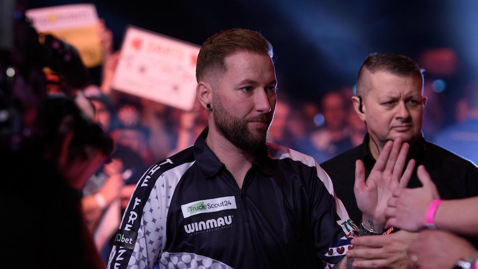 Interviewer snapt niks van antwoord van darter Danny Noppert na ...