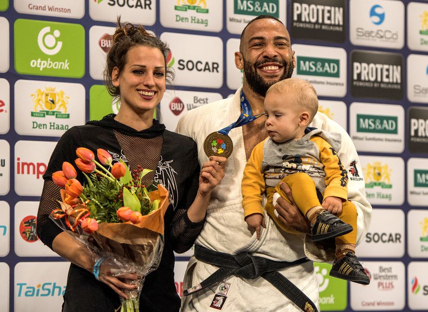 Boksende judoka Roy Meyer en 'suikerspin'-vriendin trotseren de kou tijdens kerst | Sportnieuws.nl
