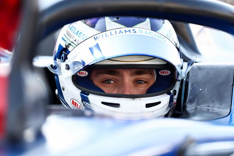 Heftige beelden van bizarre crash: Williams-coureur slaat over de kop ...