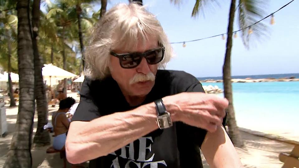 Johan Derksen (77) onthult tattoo bij Vandaag Inside: 'Mijn vrouw dacht ...