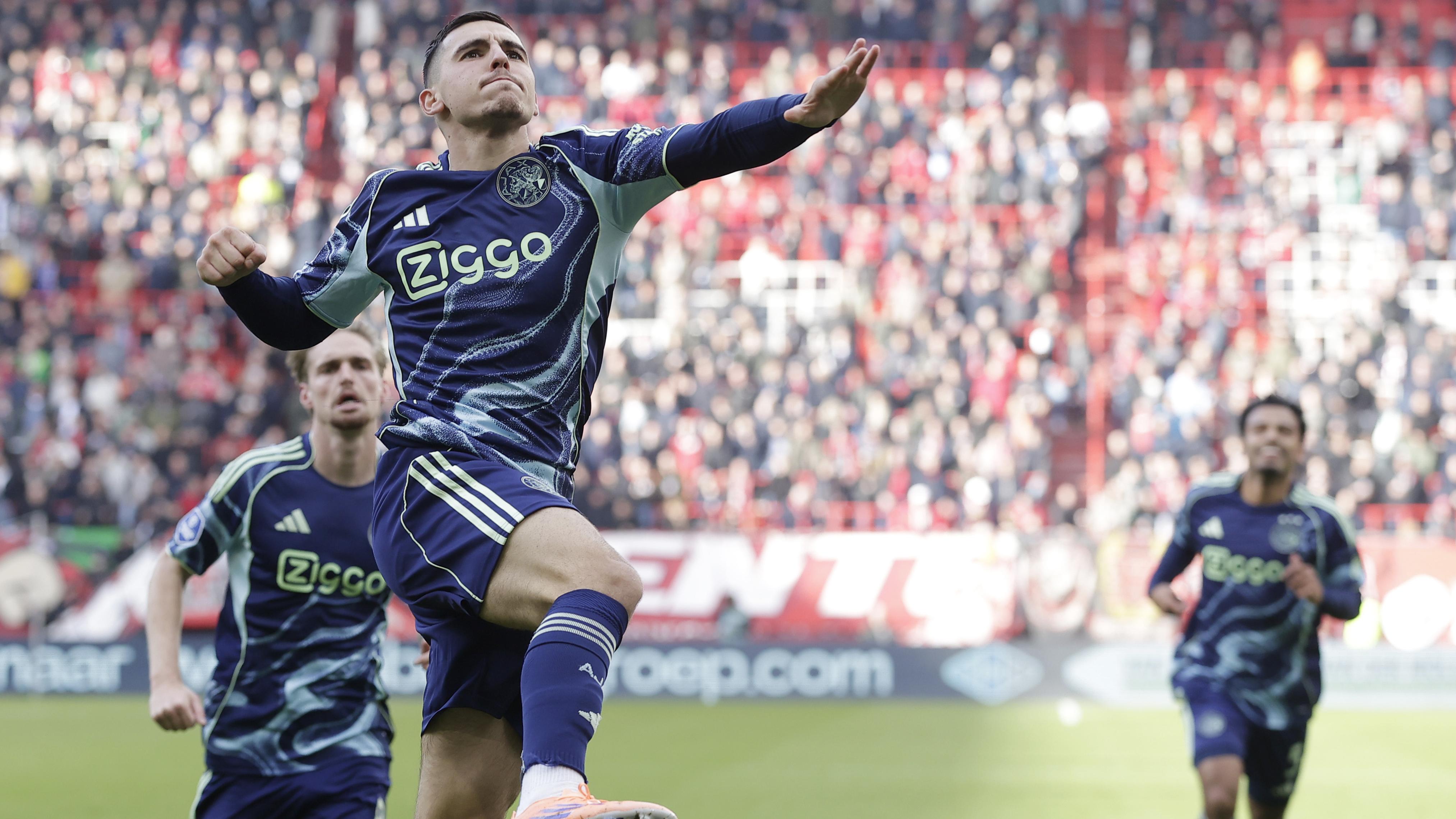 Ajax geeft geplaagde John Heitinga lucht met verrassende zege op bezoek ...