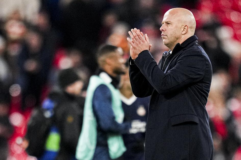 Strijdlustige Arne Slot weigert aan ontslag bij Liverpool te denken ...