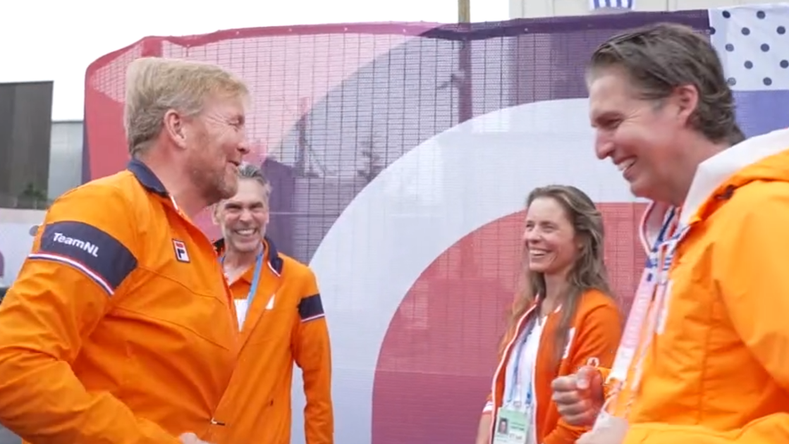 Koning Willem-Alexander knuffelt in olympisch dorp en spreekt met ...