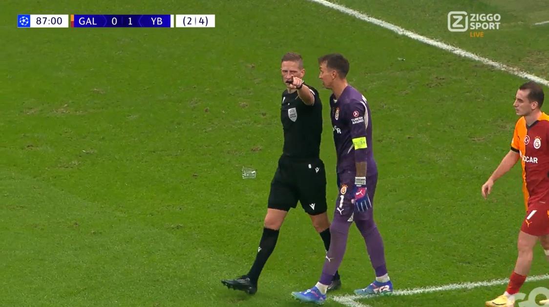 Na late goal gaat het helemaal mis bij Galatasaray: keeper schopt ...