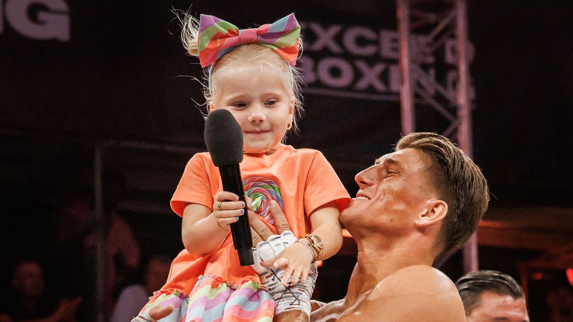 Nederlandse bokssensatie Gradus Kraus en dochtertje van vier stelen ...