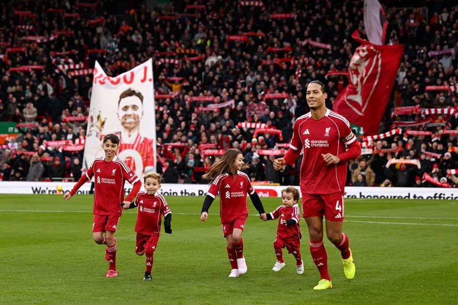 Foto's - Foto's | De kinderen van de overleden Diogo Jota als mascotte ...