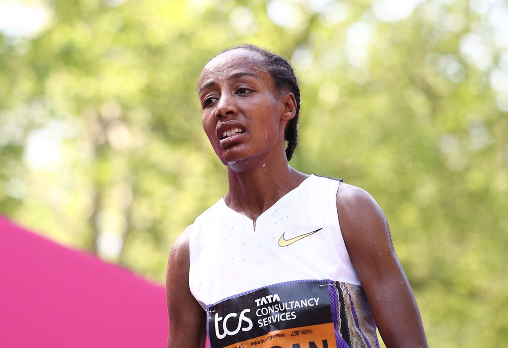 Topatlete Sifan Hassan doet pijnlijke onthulling na weergaloze marathon ...