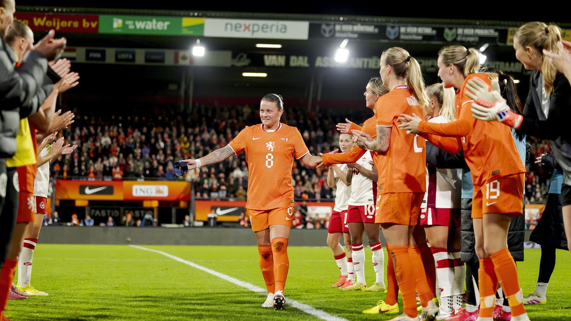 Emotionele Sherida Spitse zwaait onder toeziend oog van Wesley Sneijder ...