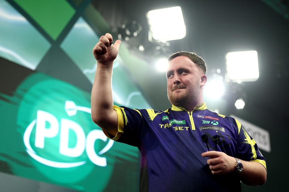 Luke Littler deelt na WK-zege plots harde sneer uit aan collega-darter ...