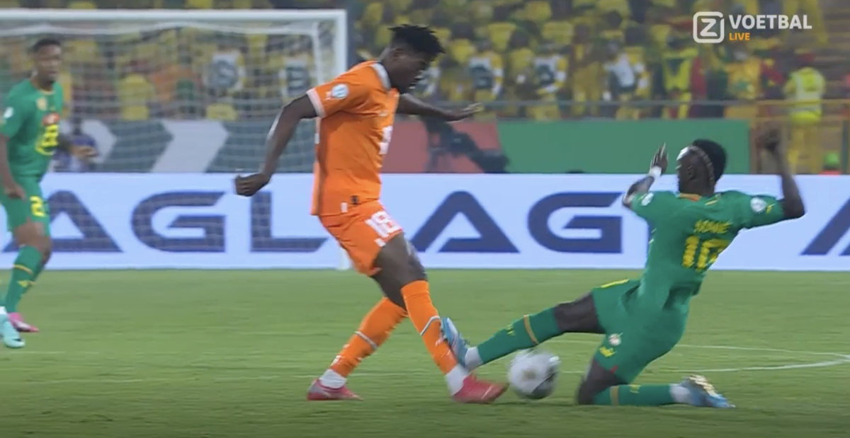 Sadio Mané krijgt... geel voor deze aanslag op Ibrahim Sangaré ...