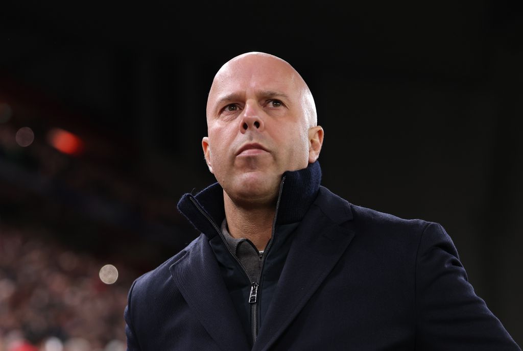 Liverpool-trainer Arne Slot krijgt steun na storm van 'ordinaire ...