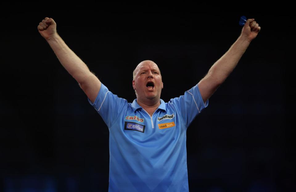 Gestopte Vincent van der Voort keert plots terug als darter op groot ...