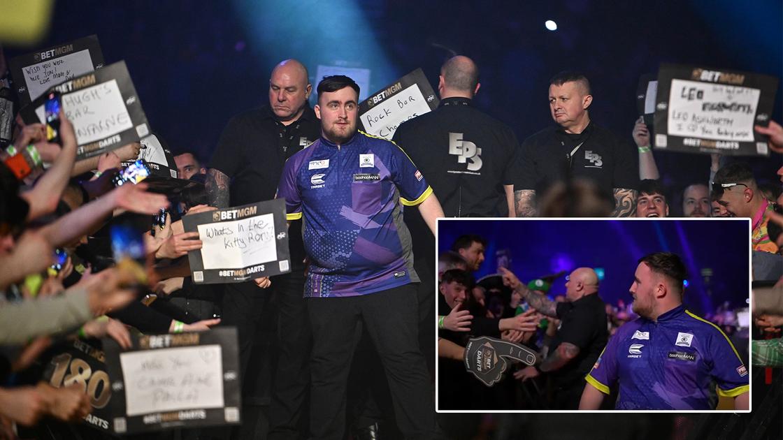 Schrikken voor Luke Littler: fan grijpt gooihand vast tijdens walk-on ...