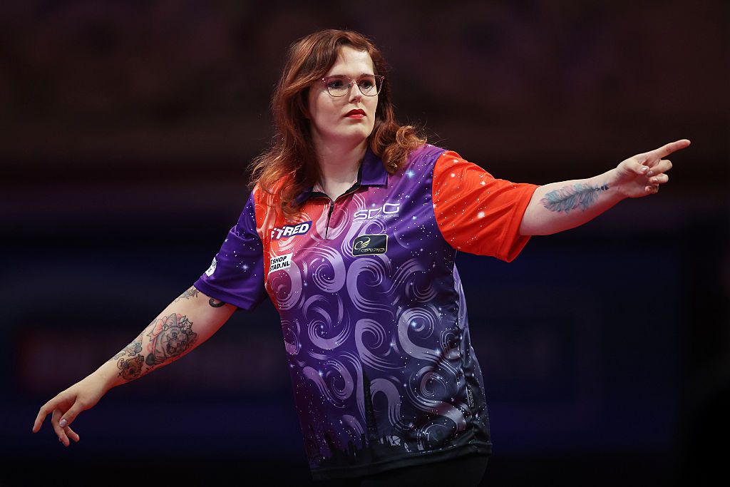 Nederlandse dartster Noa-Lynn van Leuven emotioneel na omstreden ...