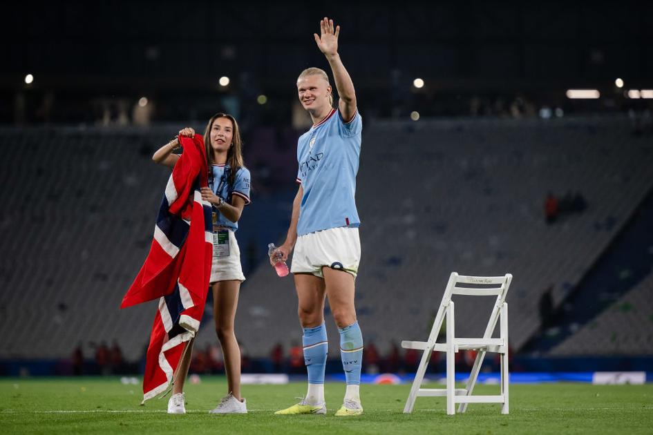 Topspits Erling Haaland geeft zeldzaam inkijkje in relatie met vriendin ...