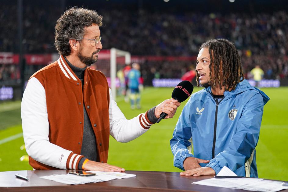 Rapper en Feyenoord-fan Ronnie Flex krijgt cadeau van Ajax-fans na ...