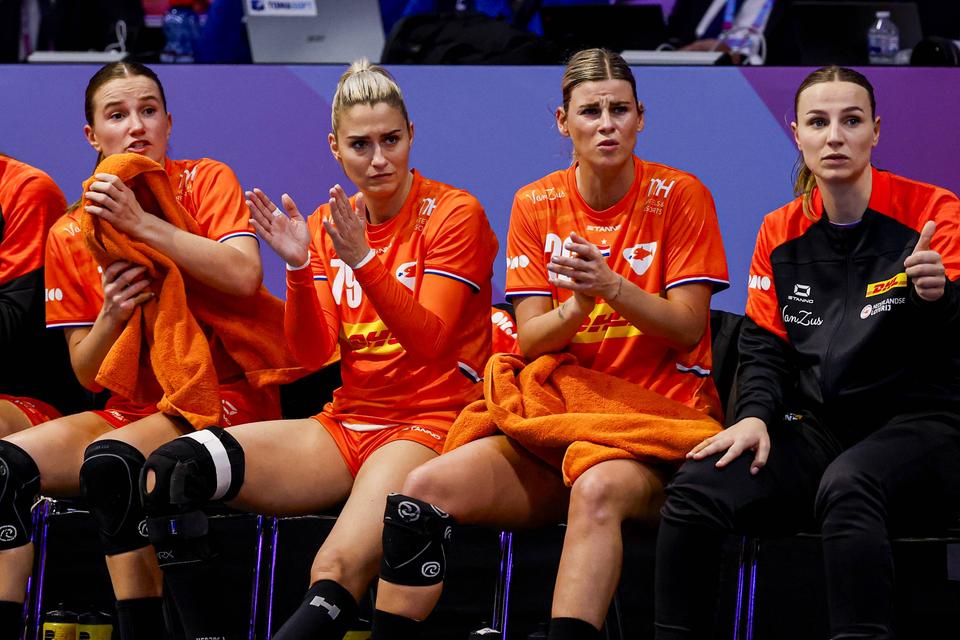Estavana Polman sluit handbalvriendin in de armen voor jaarwisseling ...