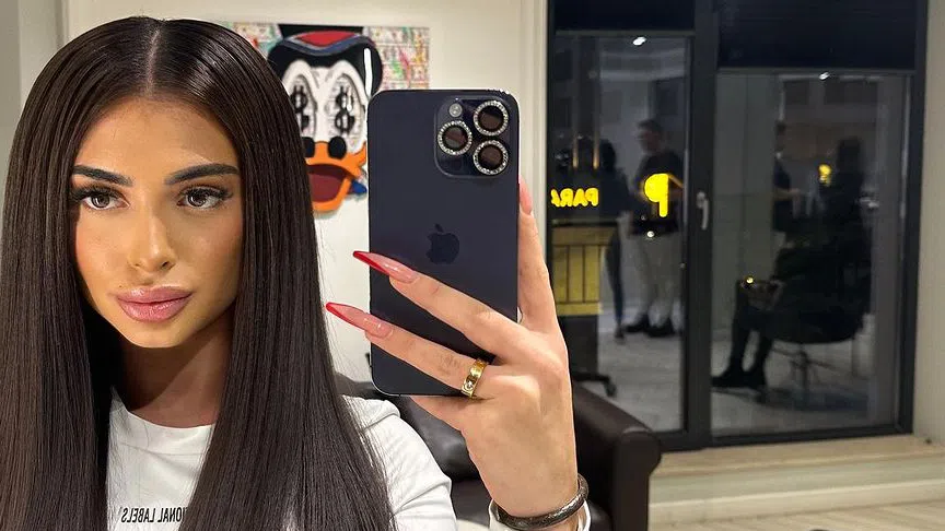 Инфлуенсърка развълнува социалните мрежи с клип, в който се вижда как ...