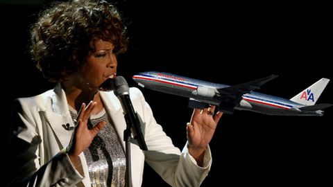 Аварийно кацане заради фенка на Уитни Новини - woman.bg