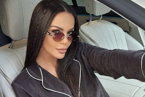 Галена чукна 37 със секси дънкова рокля - вижте каква изненада получи ...