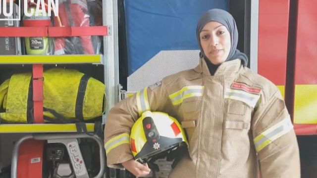 Вълнуващата история на първата жена пожарникар с хиджаб Снимки и Видео